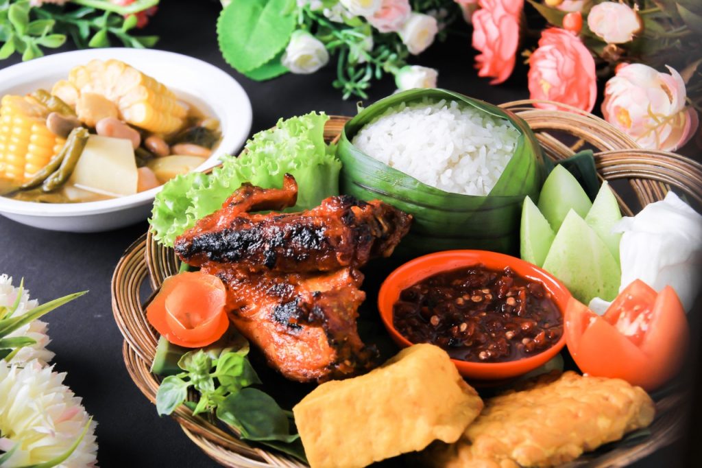 3 Rekomendasi Resto Sunda di Bandung untuk Kulineran Awal Tahun 2025 ...