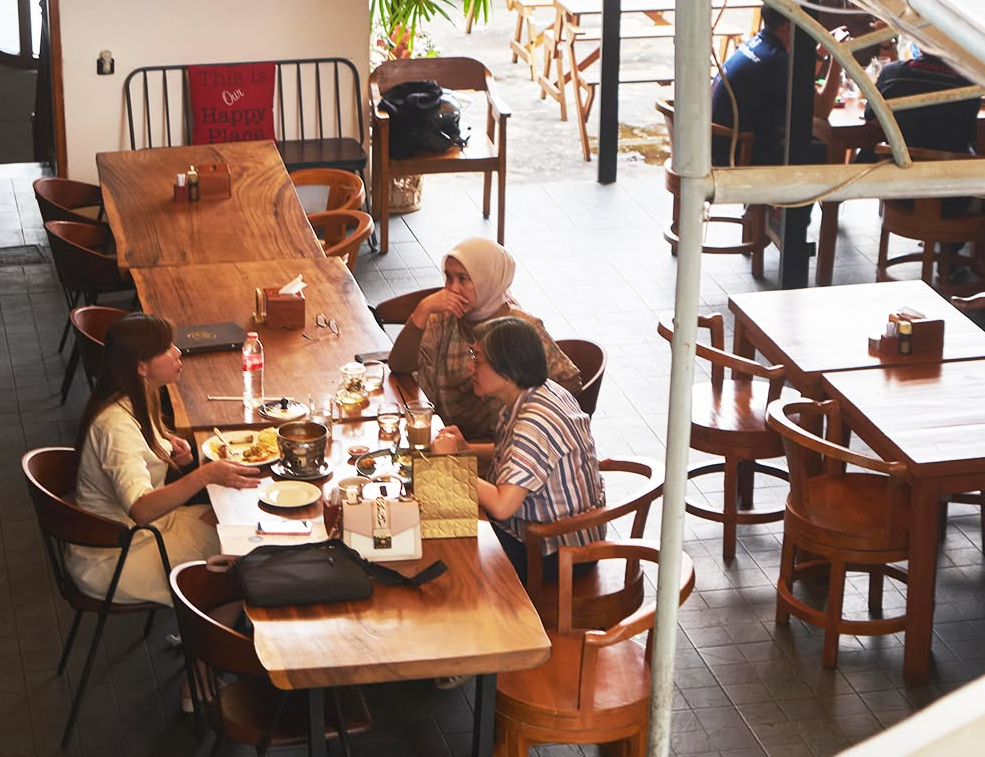 Pilar Kayu Resto, Restoran Nyaman sambil Menikmati Sajian Menu ...