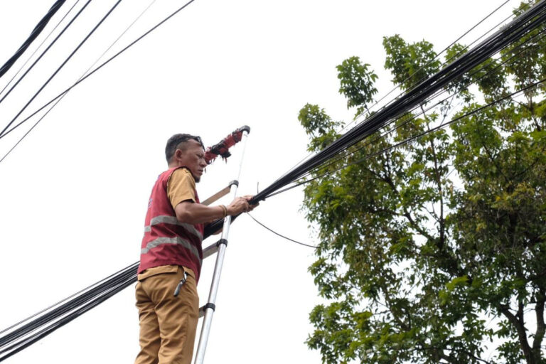 Penertiban Kabel Udara Bandung Dimulai, Pemkot Pastikan Internet Tetap ...